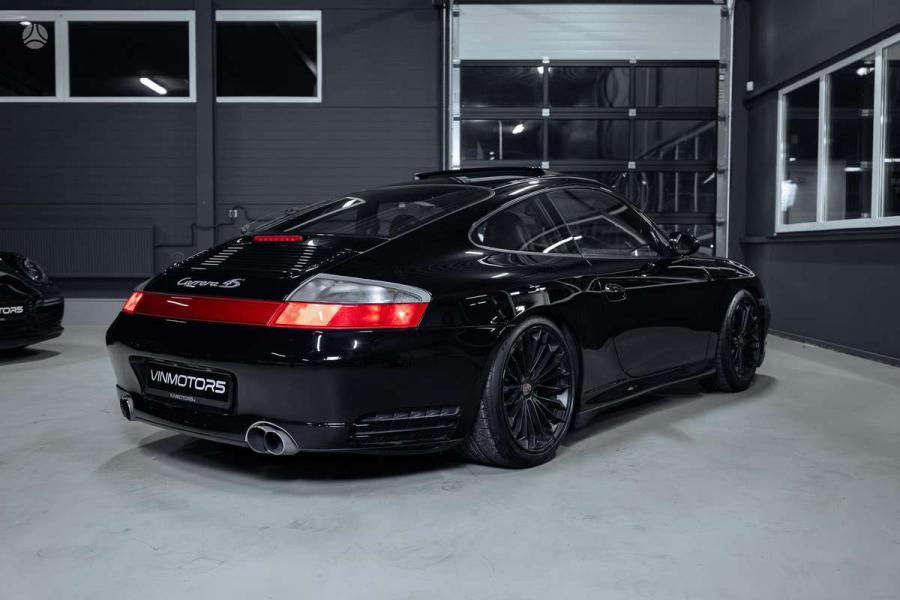 Melns Porsche 911 2005 Viļņa, ar dzinēja tilpumu 3.60 L un nobraukumu 115 tūkst. km par 37000 €, foto 5 vietnē AUTOMOTO.COM.LV