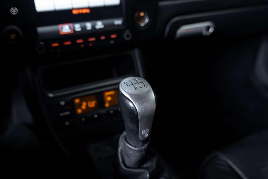 Melns Porsche 911 2005 Viļņa, ar dzinēja tilpumu 3.60 L un nobraukumu 115 tūkst. km par 37000 €, foto 27 vietnē AUTOMOTO.COM.LV
