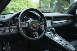 Black Porsche 911 2017 in Kaunas, with an engine capacity of 3.80 L and mileage of 20 thousand km for 116000 €, photo 23 on AUTOMOTO.COM.LV