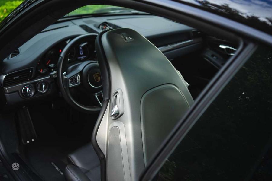 Black Porsche 911 2017 in Kaunas, with an engine capacity of 3.80 L and mileage of 20 thousand km for 116000 €, photo 39 on AUTOMOTO.COM.LV
