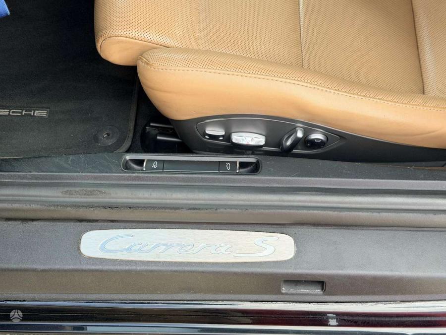 Black Porsche 911 2017 in Kaunas, with an engine capacity of 2.98 L and mileage of 87 thousand km for 84911 €, photo 35 on AUTOMOTO.COM.LV