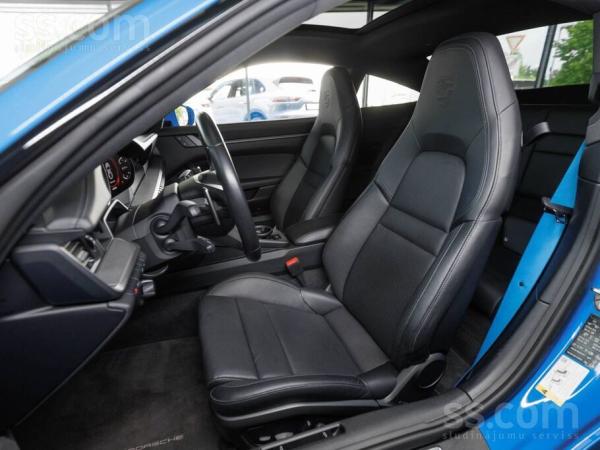 Blue Porsche 911 2022 in Riga, with an engine capacity of 3.00 L and mileage of 25 thousand km for 129000 €, photo 4 on AUTOMOTO.COM.LV
