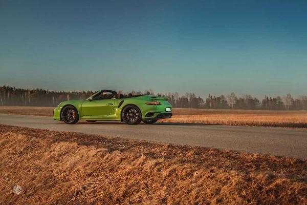 Green Porsche 911 2017 in Klaipeda, with an engine capacity of 3.80 L and mileage of 105 thousand km for 142000 €, photo 5 on AUTOMOTO.COM.LV