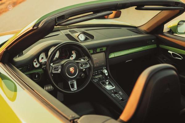 Green Porsche 911 2017 in Klaipeda, with an engine capacity of 3.80 L and mileage of 105 thousand km for 142000 €, photo 6 on AUTOMOTO.COM.LV