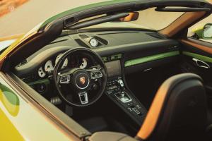 Green Porsche 911 2017 in Klaipeda, with an engine capacity of 3.80 L and mileage of 105 thousand km for 142000 €, photo 7 on AUTOMOTO.COM.LV