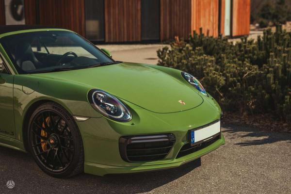 Green Porsche 911 2017 in Klaipeda, with an engine capacity of 3.80 L and mileage of 105 thousand km for 142000 €, photo 7 on AUTOMOTO.COM.LV