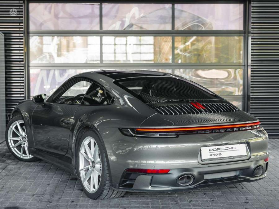 Green Porsche 911 2019 in Vilnius, with an engine capacity of 2.98 L and mileage of 114 thousand km for 115911 €, photo 4 on AUTOMOTO.COM.LV