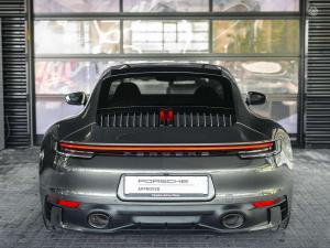 Green Porsche 911 2019 in Vilnius, with an engine capacity of 2.98 L and mileage of 114 thousand km for 115911 €, photo 5 on AUTOMOTO.COM.LV