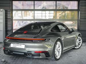 Green Porsche 911 2019 in Vilnius, with an engine capacity of 2.98 L and mileage of 114 thousand km for 115911 €, photo 6 on AUTOMOTO.COM.LV