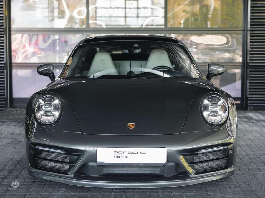 Green Porsche 911 2019 in Vilnius, with an engine capacity of 2.98 L and mileage of 114 thousand km for 115911 €, photo 9 on AUTOMOTO.COM.LV