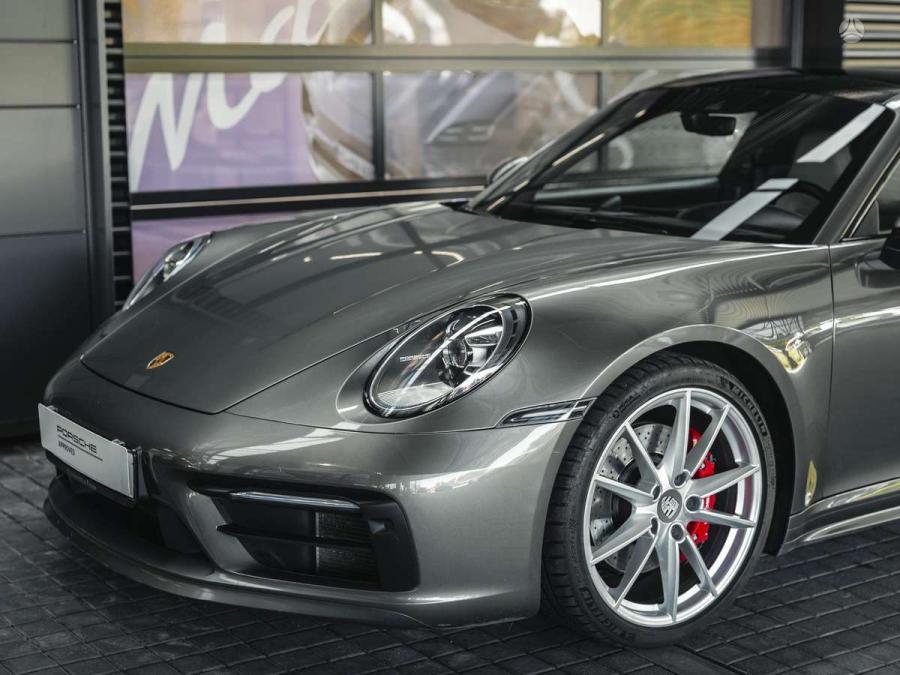 Green Porsche 911 2019 in Vilnius, with an engine capacity of 2.98 L and mileage of 114 thousand km for 115911 €, photo 11 on AUTOMOTO.COM.LV