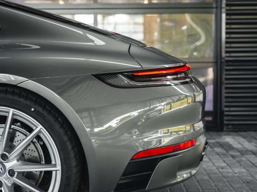 Green Porsche 911 2019 in Vilnius, with an engine capacity of 2.98 L and mileage of 114 thousand km for 115911 €, photo 16 on AUTOMOTO.COM.LV