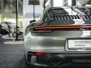 Green Porsche 911 2019 in Vilnius, with an engine capacity of 2.98 L and mileage of 114 thousand km for 115911 €, photo 18 on AUTOMOTO.COM.LV