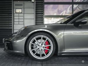 Green Porsche 911 2019 in Vilnius, with an engine capacity of 2.98 L and mileage of 114 thousand km for 115911 €, photo 19 on AUTOMOTO.COM.LV