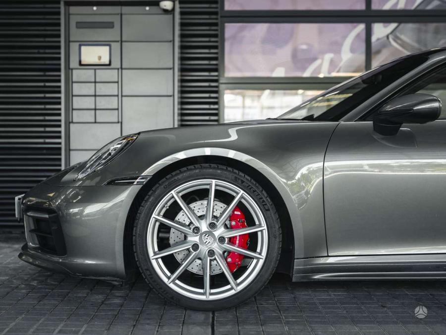 Green Porsche 911 2019 in Vilnius, with an engine capacity of 2.98 L and mileage of 114 thousand km for 115911 €, photo 19 on AUTOMOTO.COM.LV
