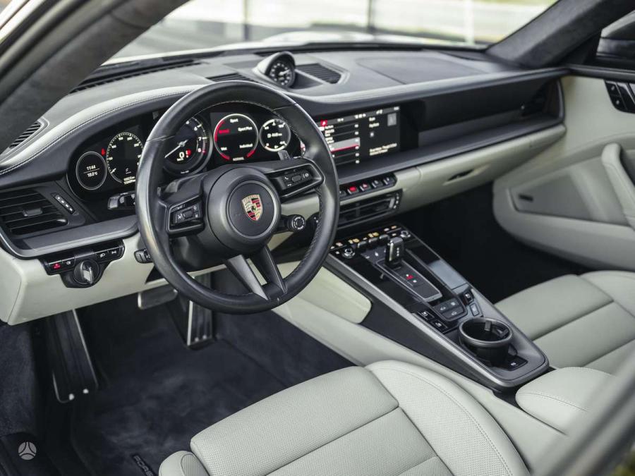 Green Porsche 911 2019 in Vilnius, with an engine capacity of 2.98 L and mileage of 114 thousand km for 115911 €, photo 24 on AUTOMOTO.COM.LV