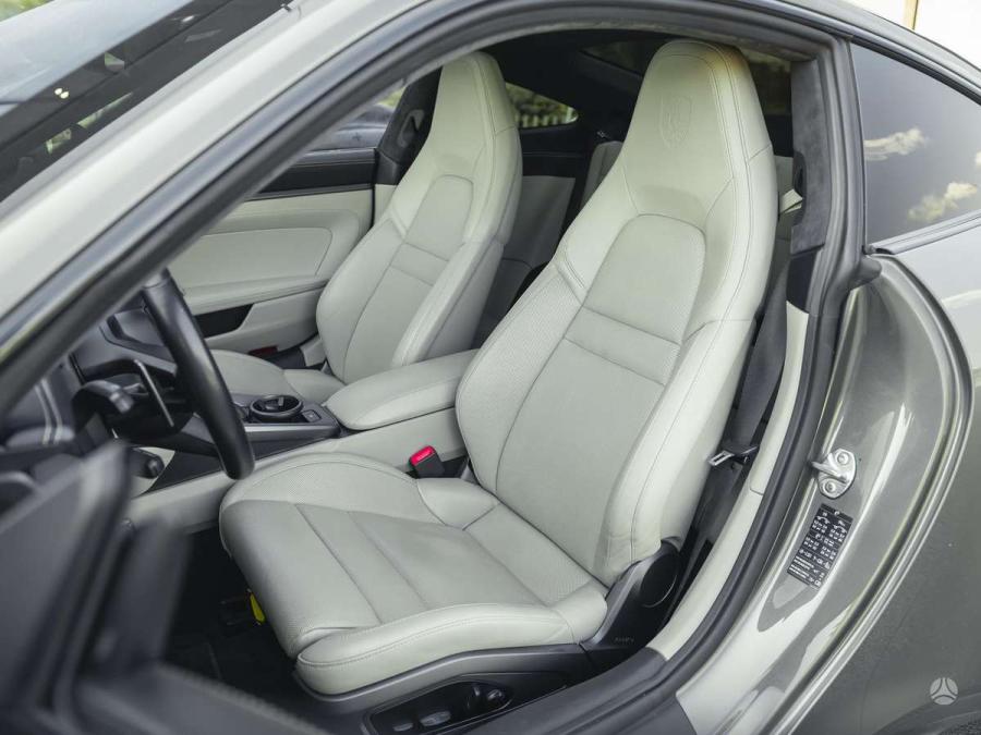 Green Porsche 911 2019 in Vilnius, with an engine capacity of 2.98 L and mileage of 114 thousand km for 115911 €, photo 25 on AUTOMOTO.COM.LV