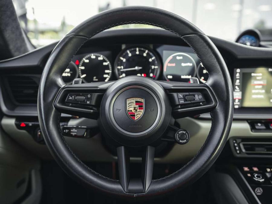 Green Porsche 911 2019 in Vilnius, with an engine capacity of 2.98 L and mileage of 114 thousand km for 115911 €, photo 26 on AUTOMOTO.COM.LV