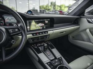 Green Porsche 911 2019 in Vilnius, with an engine capacity of 2.98 L and mileage of 114 thousand km for 115911 €, photo 29 on AUTOMOTO.COM.LV