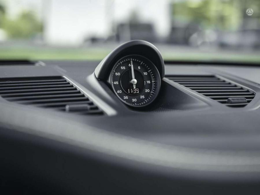 Green Porsche 911 2019 in Vilnius, with an engine capacity of 2.98 L and mileage of 114 thousand km for 115911 €, photo 30 on AUTOMOTO.COM.LV