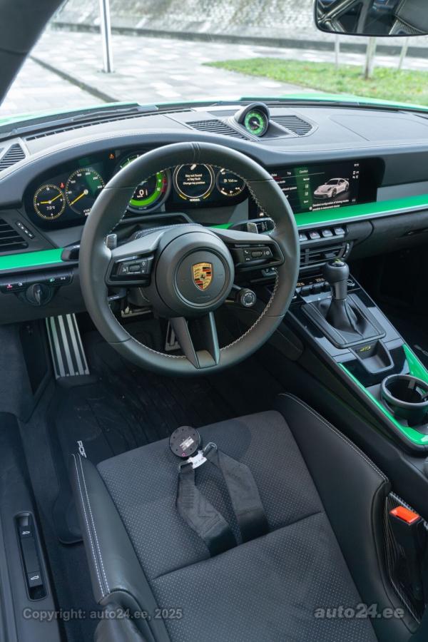 Green Porsche 911 2023 in Tallinn, with an engine capacity of 4.00 L and mileage of 8 thousand km for 198000 €, photo 11 on AUTOMOTO.COM.LV