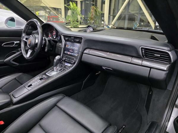 Grey Porsche 911 2017 in Siauliai, with an engine capacity of 2.98 L and mileage of 54 thousand km for 79950 €, photo 11 on AUTOMOTO.COM.LV