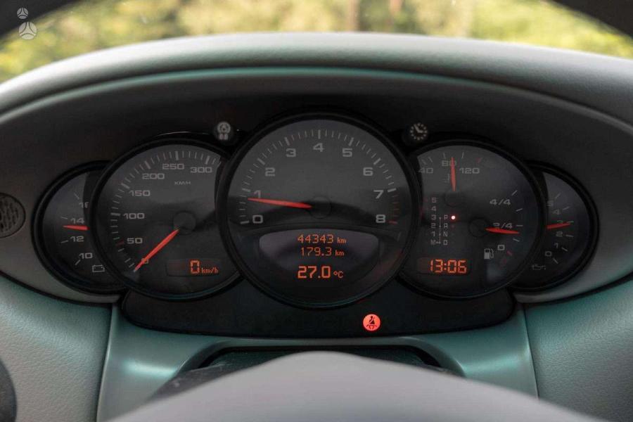 Pelēks Porsche 911 2003 Viļņa, ar dzinēja tilpumu 3.60 L un nobraukumu 45 tūkst. km par 32999 €, foto 22 vietnē AUTOMOTO.COM.LV