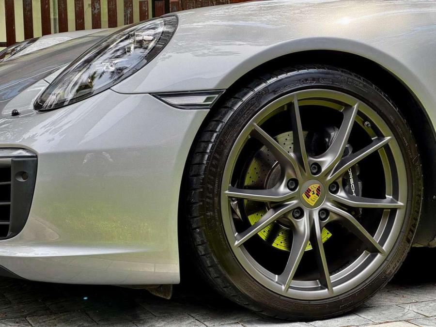 Grey Porsche 911 2017 in Palanga, with an engine capacity of 2.98 L and mileage of 103 thousand km for 66900 €, photo 7 on AUTOMOTO.COM.LV