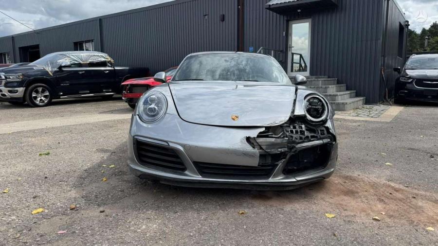 Grey Porsche 911 2019 in Ukmerge, with an engine capacity of 3.00 L and mileage of 28 thousand km for 57990 €, photo 6 on AUTOMOTO.COM.LV