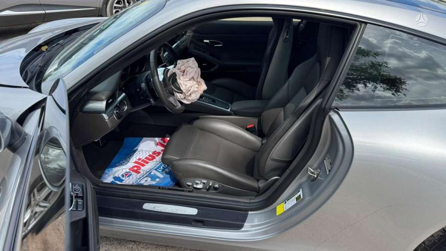 Grey Porsche 911 2019 in Ukmerge, with an engine capacity of 3.00 L and mileage of 28 thousand km for 57990 €, photo 13 on AUTOMOTO.COM.LV