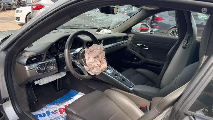 Grey Porsche 911 2019 in Ukmerge, with an engine capacity of 3.00 L and mileage of 28 thousand km for 57990 €, photo 14 on AUTOMOTO.COM.LV