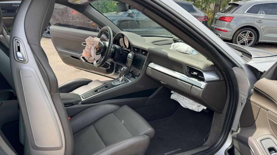 Grey Porsche 911 2019 in Ukmerge, with an engine capacity of 3.00 L and mileage of 28 thousand km for 57990 €, photo 17 on AUTOMOTO.COM.LV