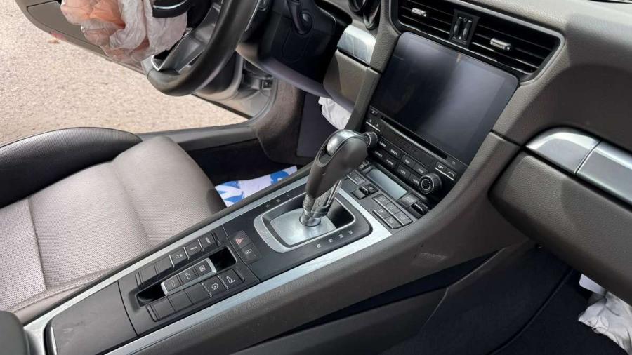 Grey Porsche 911 2019 in Ukmerge, with an engine capacity of 3.00 L and mileage of 28 thousand km for 57990 €, photo 18 on AUTOMOTO.COM.LV