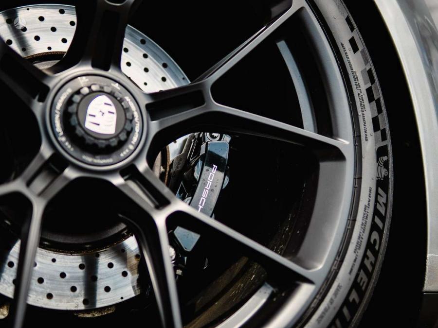Pelēks Porsche 911 2022 Kauņa, ar dzinēja tilpumu 4.00 L un nobraukumu 15 tūkst. km par 160450 €, foto 15 vietnē AUTOMOTO.COM.LV