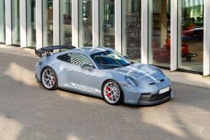 Grey Porsche 911 2024 in Vilnius, with an engine capacity of 4.00 L and mileage of 18 thousand km for 204900 €, photo 8 on AUTOMOTO.COM.LV