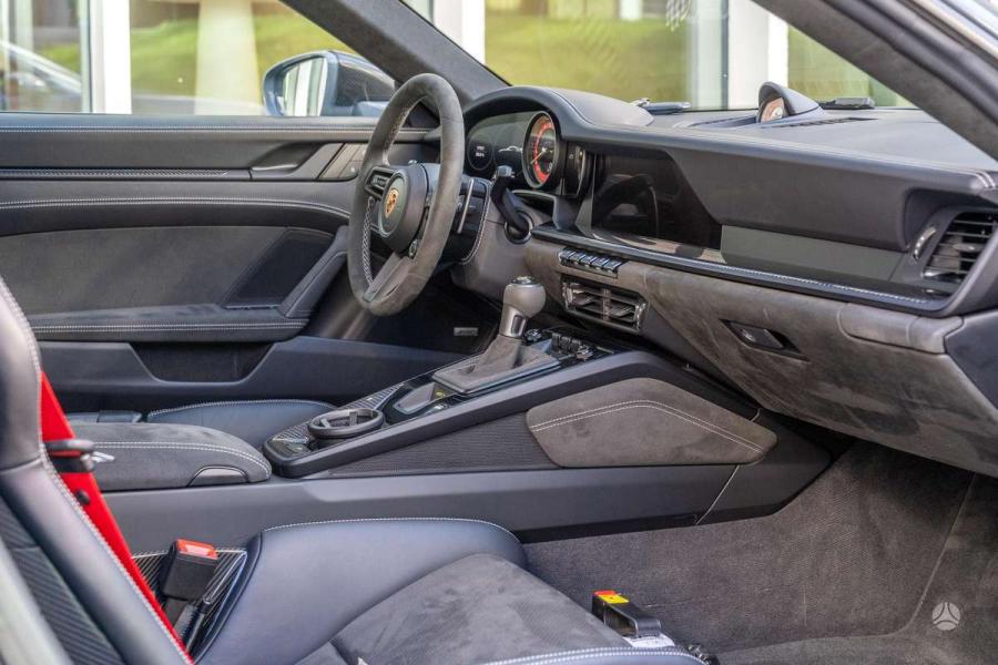 Grey Porsche 911 2024 in Vilnius, with an engine capacity of 4.00 L and mileage of 18 thousand km for 204900 €, photo 19 on AUTOMOTO.COM.LV
