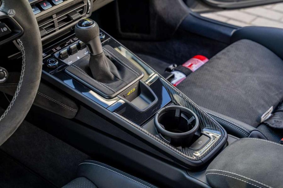 Grey Porsche 911 2024 in Vilnius, with an engine capacity of 4.00 L and mileage of 18 thousand km for 204900 €, photo 22 on AUTOMOTO.COM.LV