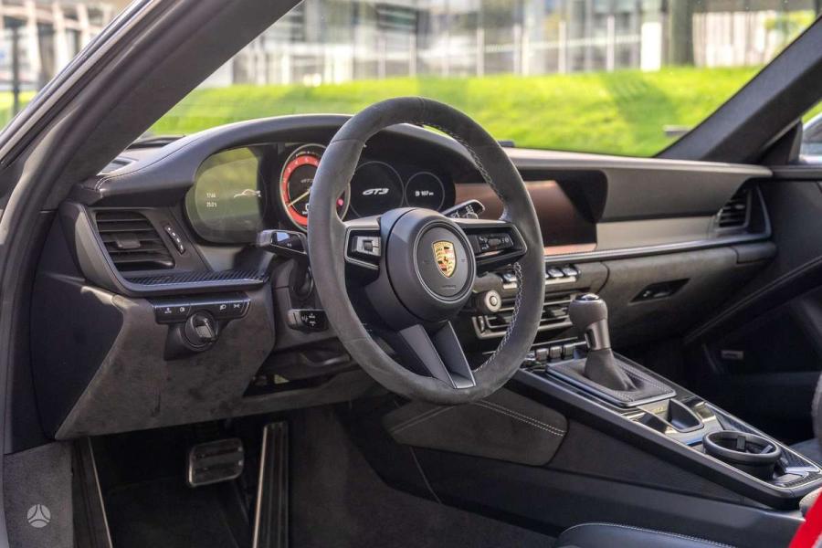 Grey Porsche 911 2024 in Vilnius, with an engine capacity of 4.00 L and mileage of 18 thousand km for 204900 €, photo 28 on AUTOMOTO.COM.LV