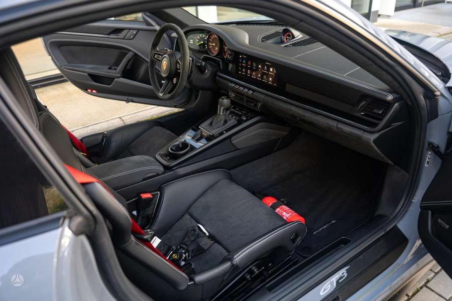 Grey Porsche 911 2024 in Vilnius, with an engine capacity of 4.00 L and mileage of 18 thousand km for 191900 €, photo 29 on AUTOMOTO.COM.LV