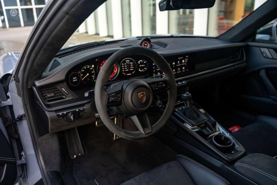 Grey Porsche 911 2024 in Vilnius, with an engine capacity of 4.00 L and mileage of 18 thousand km for 191900 €, photo 32 on AUTOMOTO.COM.LV