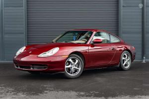 Sarkans Porsche 911 2000 Viļņa, ar dzinēja tilpumu 3.44 L un nobraukumu 122 tūkst. km par 24500 €, foto  vietnē AUTOMOTO.COM.LV