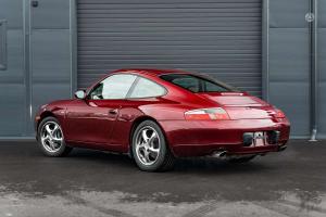 Sarkans Porsche 911 2000 Viļņa, ar dzinēja tilpumu 3.44 L un nobraukumu 122 tūkst. km par 24500 €, foto 4 vietnē AUTOMOTO.COM.LV