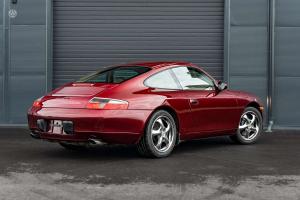 Sarkans Porsche 911 2000 Viļņa, ar dzinēja tilpumu 3.44 L un nobraukumu 122 tūkst. km par 24500 €, foto 5 vietnē AUTOMOTO.COM.LV