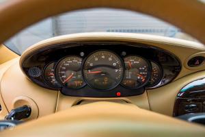 Sarkans Porsche 911 2000 Viļņa, ar dzinēja tilpumu 3.44 L un nobraukumu 122 tūkst. km par 24500 €, foto 21 vietnē AUTOMOTO.COM.LV