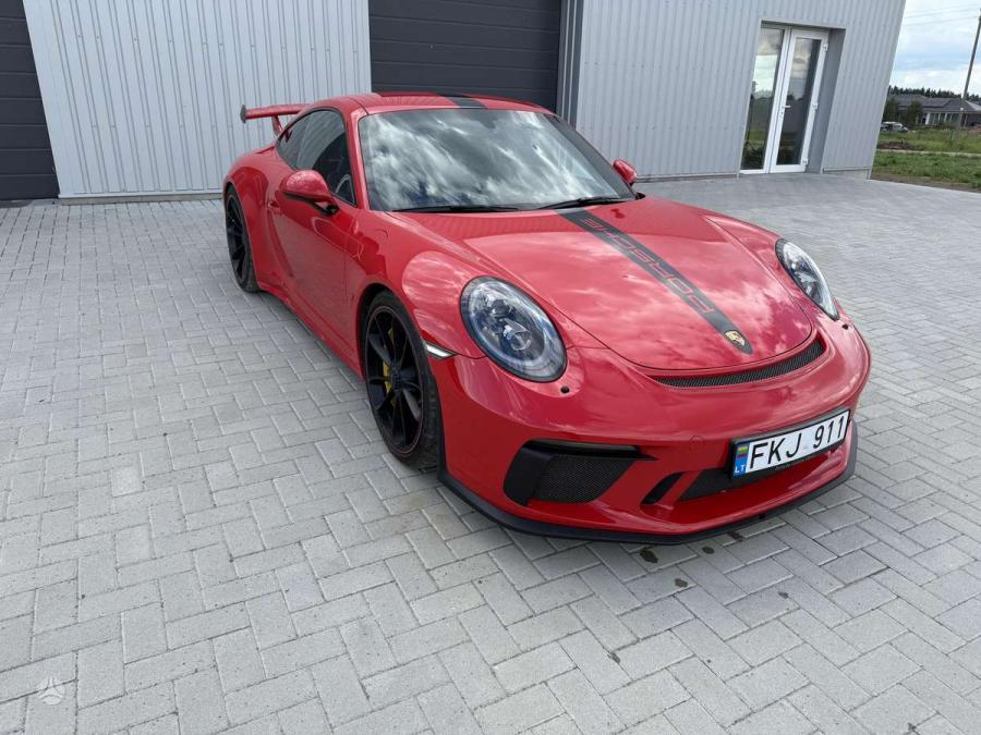 Red Porsche 911 2017 in Panevezys, with an engine capacity of 4.00 L and mileage of 22 thousand km for 157900 €, photo 3 on AUTOMOTO.COM.LV