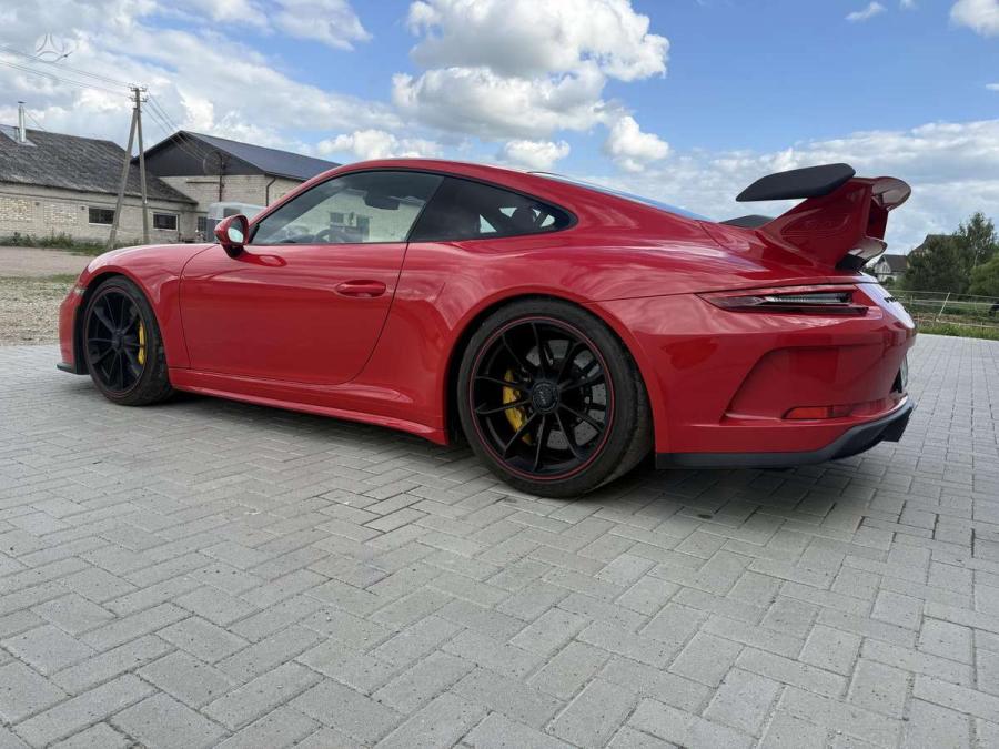 Red Porsche 911 2017 in Panevezys, with an engine capacity of 4.00 L and mileage of 22 thousand km for 157900 €, photo 5 on AUTOMOTO.COM.LV