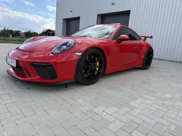 Red Porsche 911 2017 in Panevezys, with an engine capacity of 4.00 L and mileage of 22 thousand km for 157900 €, photo 5 on AUTOMOTO.COM.LV