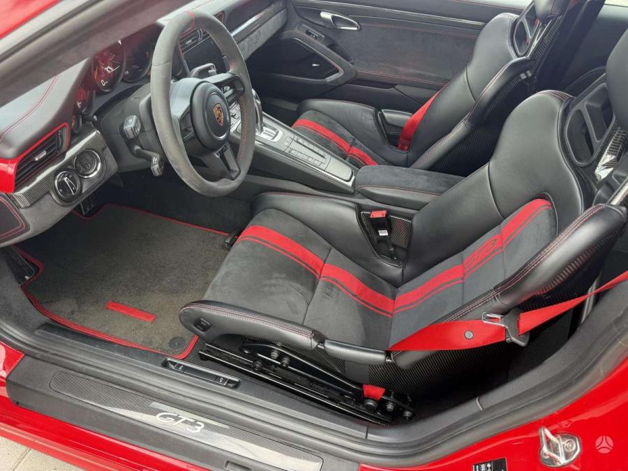 Red Porsche 911 2017 in Panevezys, with an engine capacity of 4.00 L and mileage of 22 thousand km for 157900 €, photo 12 on AUTOMOTO.COM.LV
