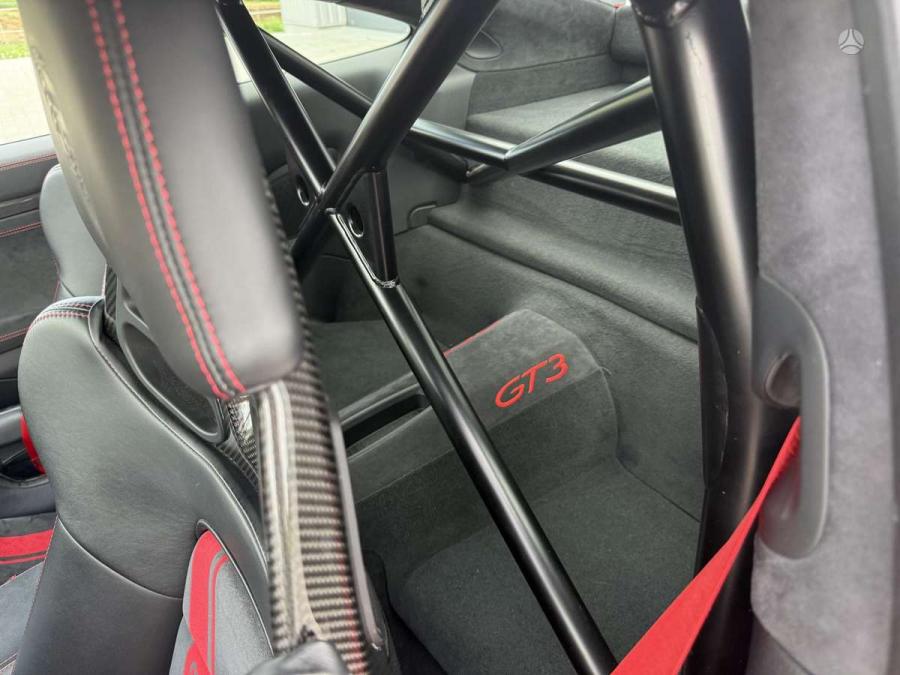 Red Porsche 911 2017 in Panevezys, with an engine capacity of 4.00 L and mileage of 22 thousand km for 157900 €, photo 15 on AUTOMOTO.COM.LV