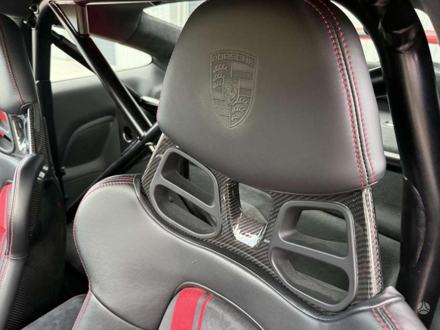Red Porsche 911 2017 in Panevezys, with an engine capacity of 4.00 L and mileage of 22 thousand km for 157900 €, photo 20 on AUTOMOTO.COM.LV